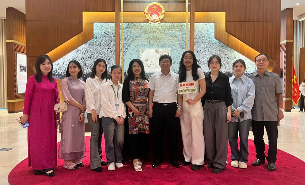 Sinh viên Intracom University thăm quan Tòa nhà Quốc hội và Nhà sàn Bác ...